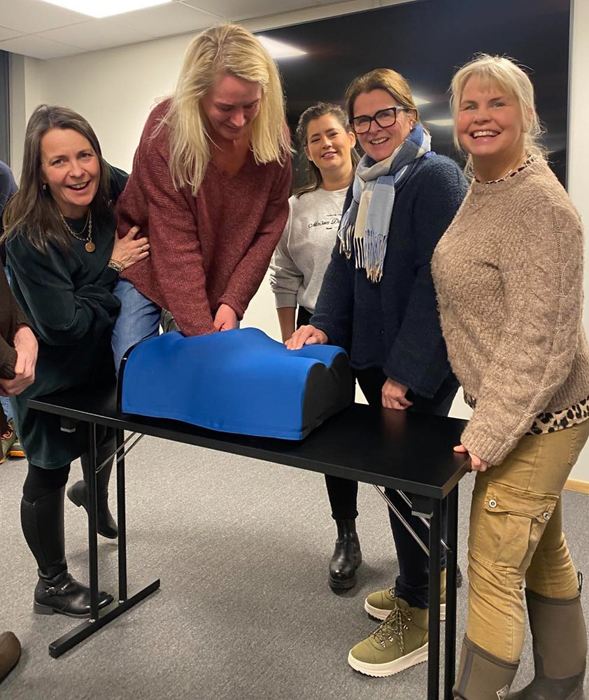 Nurse anesthetists learning external aortic compression