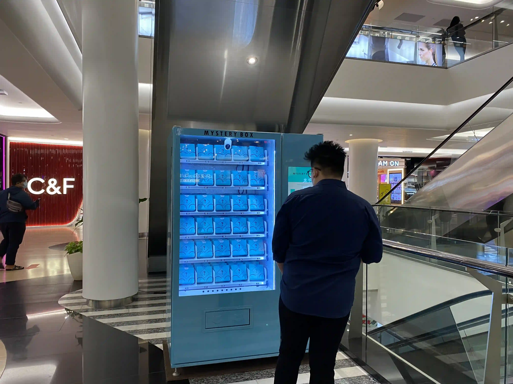 Telah hadir Mystery Box, Vending machine yang siap beri kejutan menarik ...