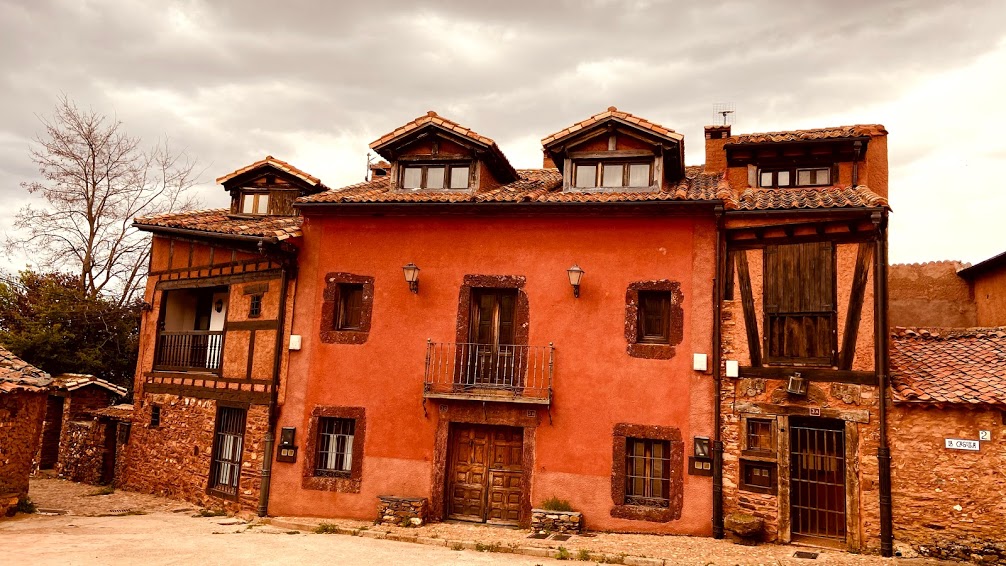 Ruta de cuento por los pueblos rojos, negros y amarillos de Segovia