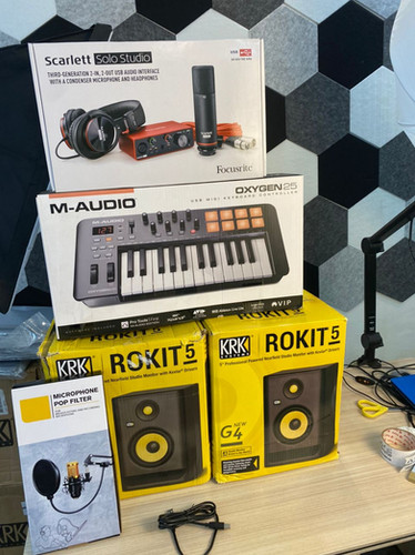 Focusrite Solo Bundle W/Rokit 5, Keyboard, Popfilter | Equip4Studio Ghana