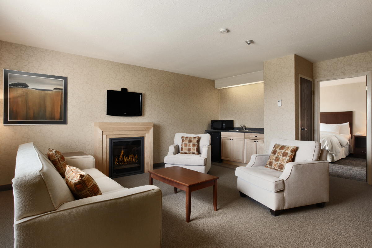 1 King Bed Bedroom Suite | days-inn-brandon