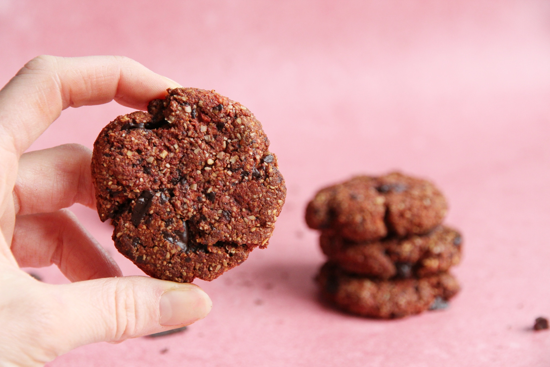 Chocolate chip koekjes met rode bieten poeder | Okae for Kids