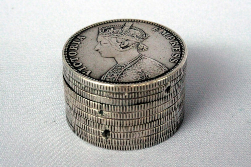 UNUSUAL FLAT ANTIQUE SILVER OPIUM BOX | matahari-antiques