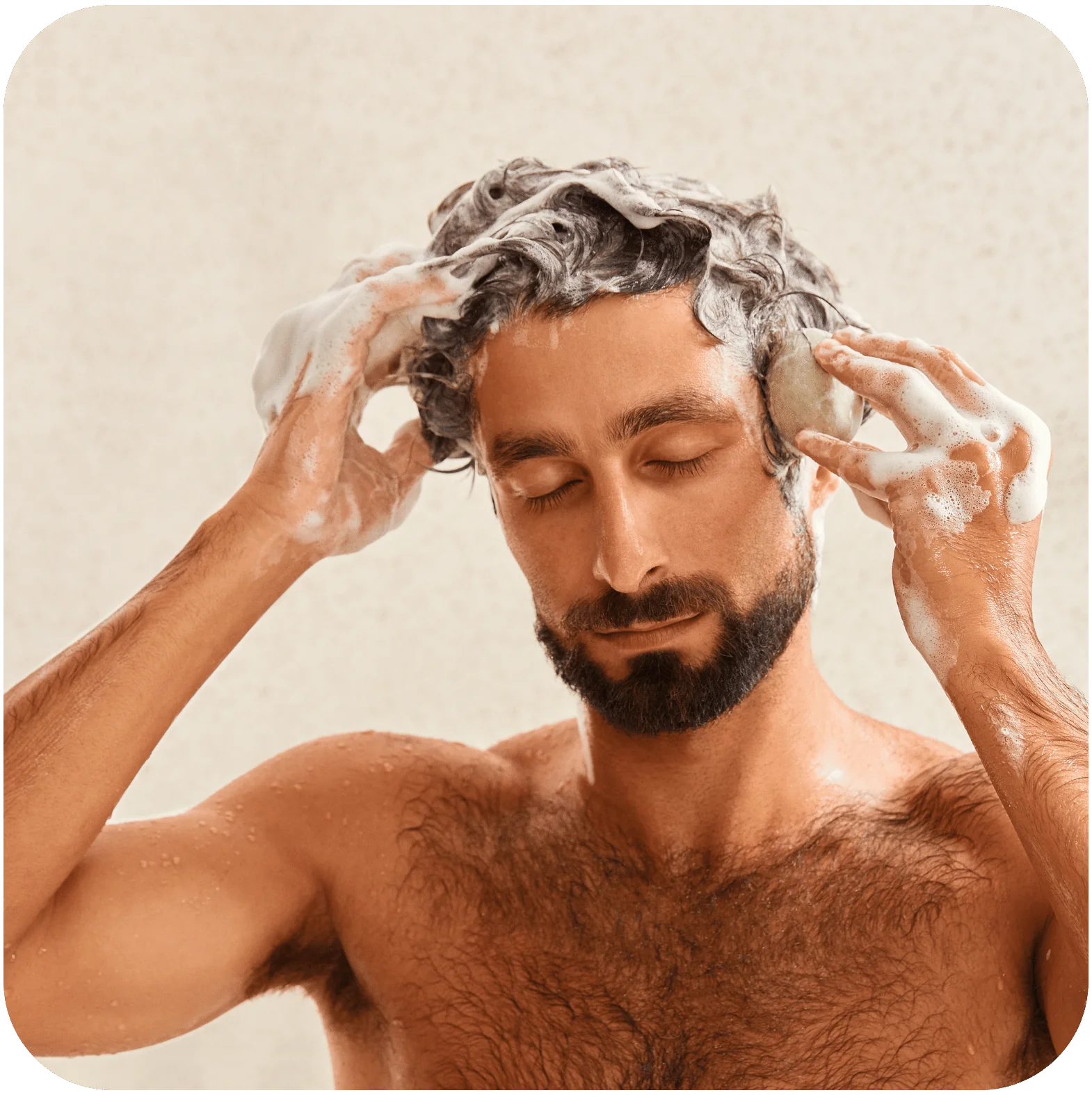 Así se lava el pelo graso: técnicas, consejos y productos