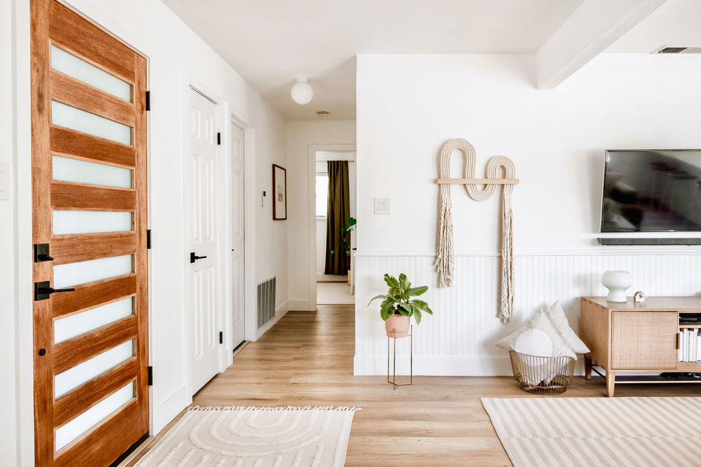 How to Decorate Larger Walls