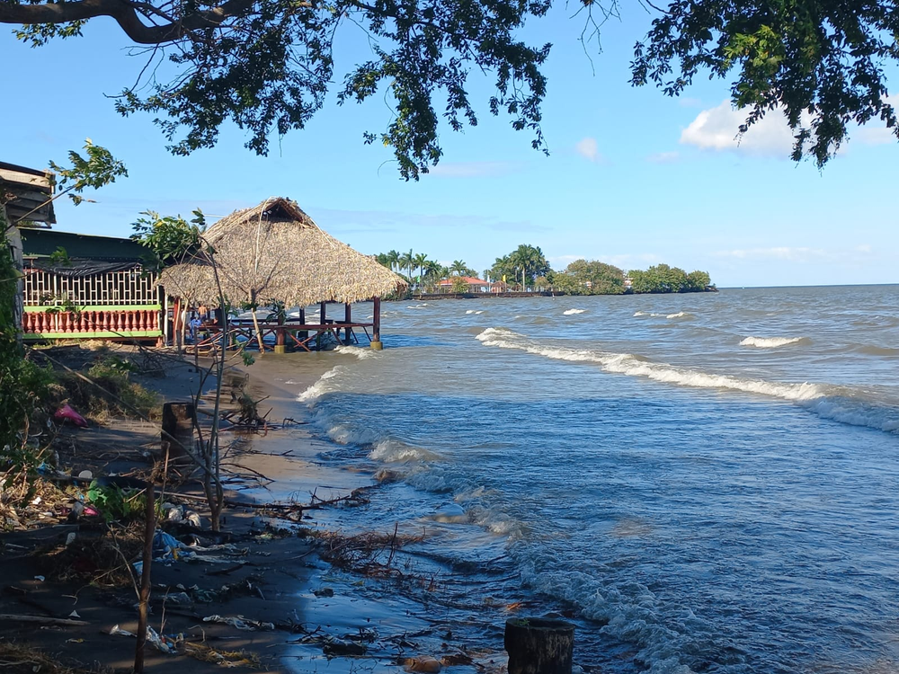 Lago Cocibolca recupera su espacio dañando comercios en sus costas ...