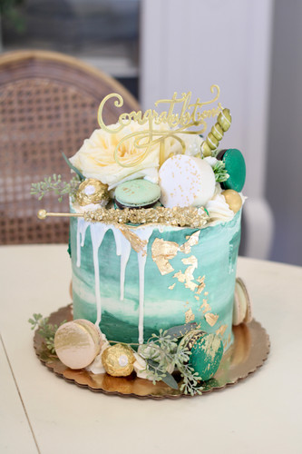 Floral Drip Graduation Cake | sweetstirrings
