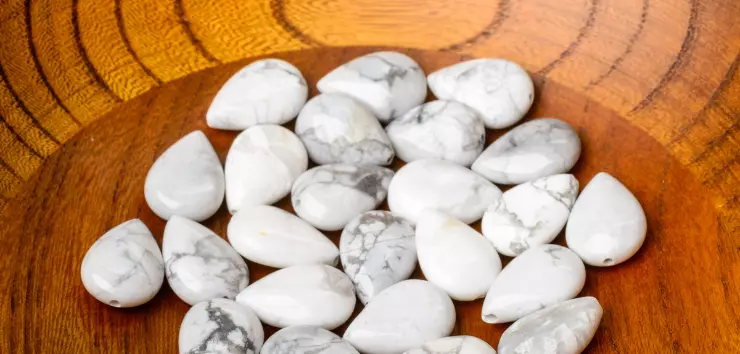 Pedra Howlita: Qual o significado, como usar e mais!