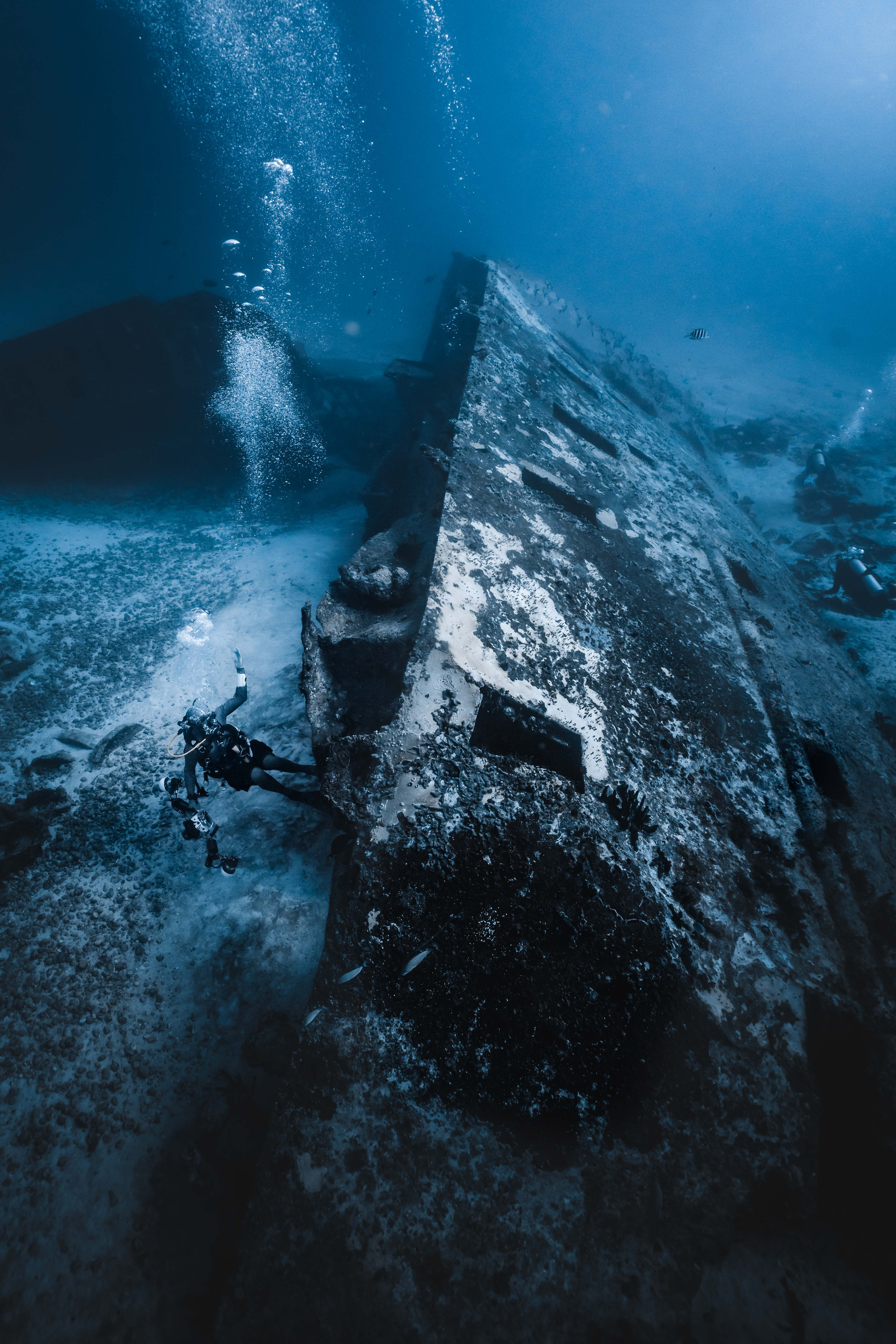 wreck diving wallpaper