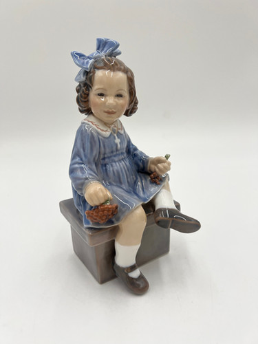 Nr: 1207 - Pige med bær "Else" Dahl Jensen | www.gl-antik.dk