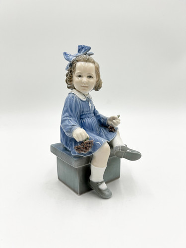 Nr: 1207 - Pige med bær "Else" Dahl Jensen | www.gl-antik.dk