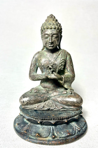 A sliver figure of Buddha on a double-lotus base | CML GALLERY