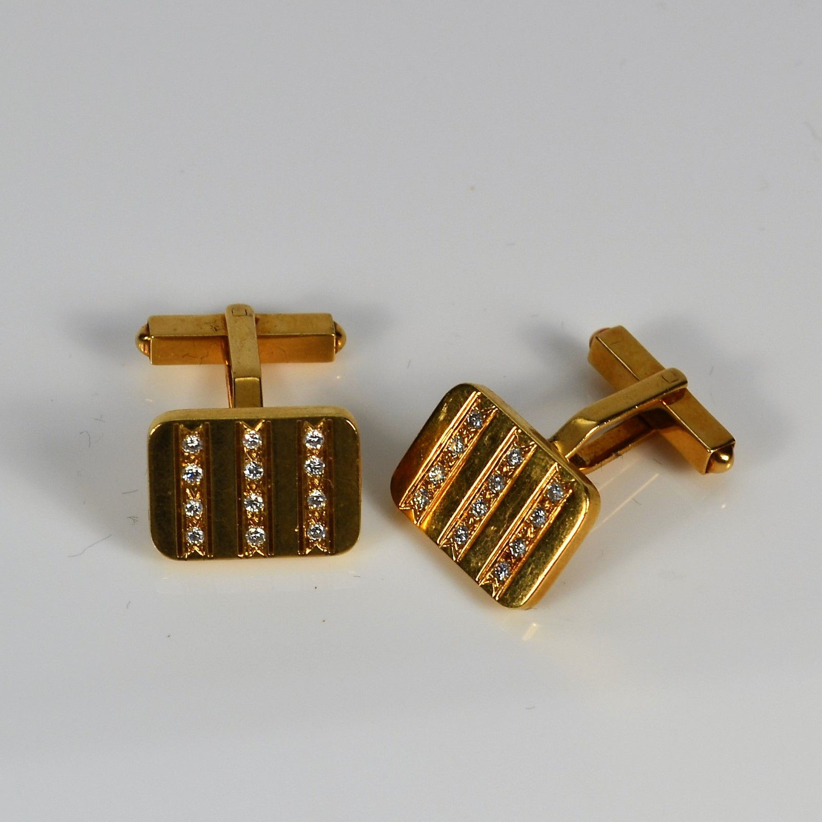 estate-18k-gold-diamond-cuff-links