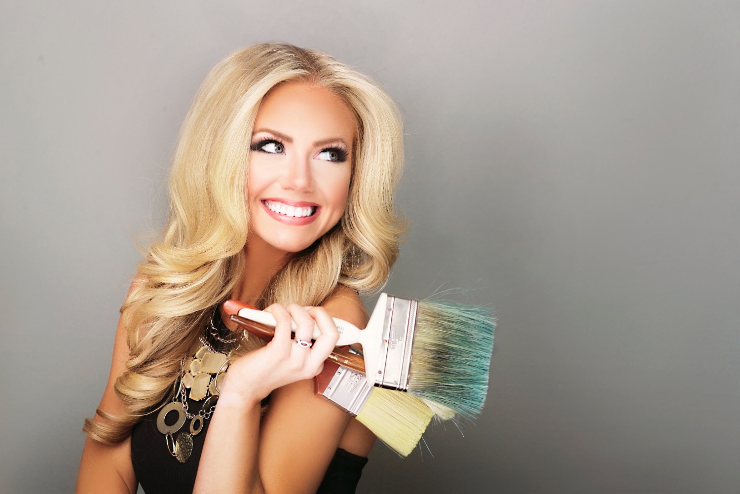 Speedpainter Jessica Creates Fine Art and Performs Art