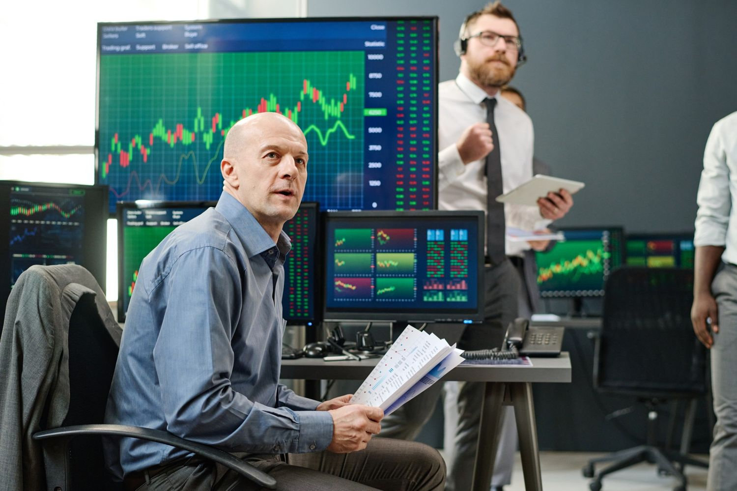 Derivatives Broker: Role, Benefits, and Risks | Straits Financial Group