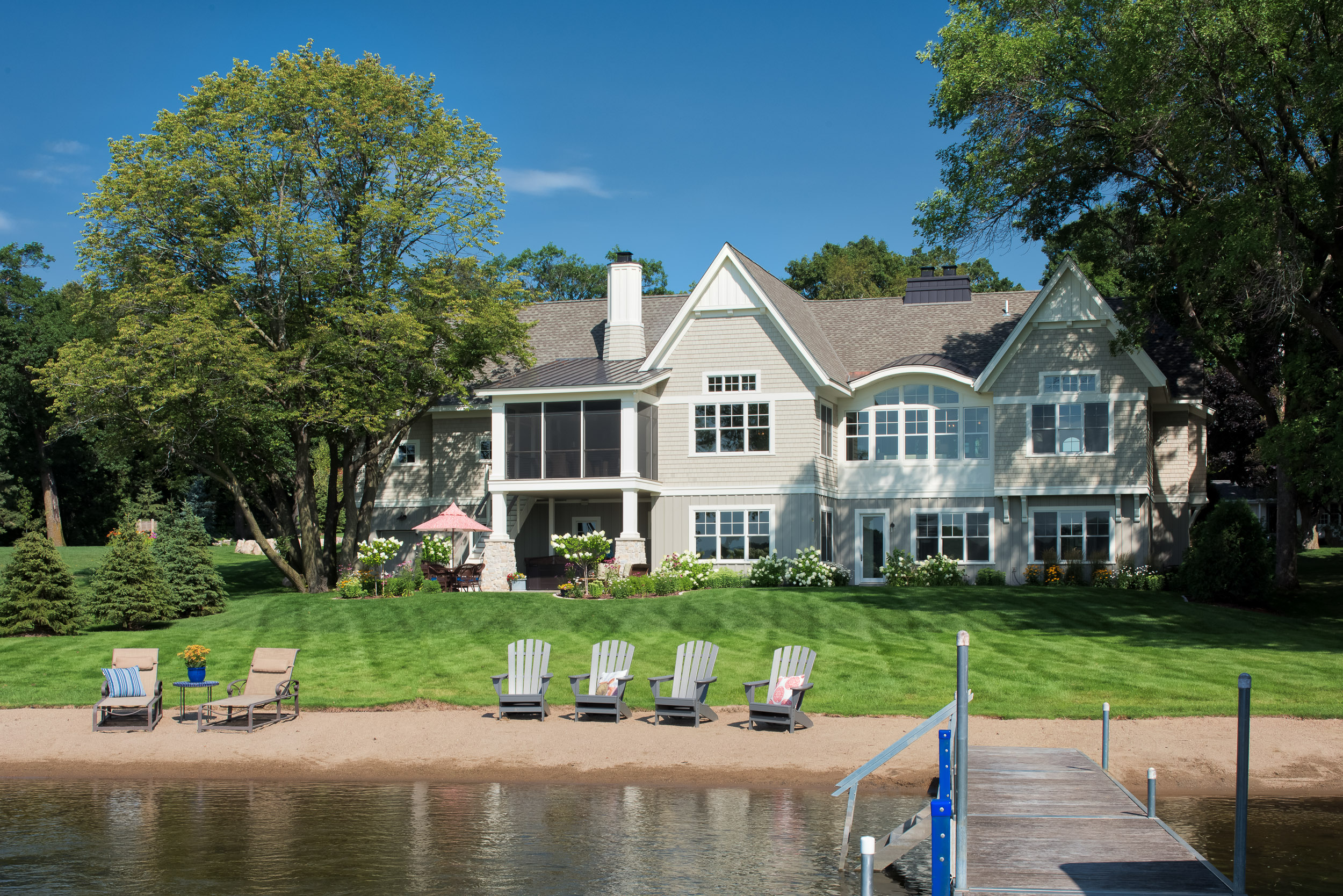 A fresh lake cottage design