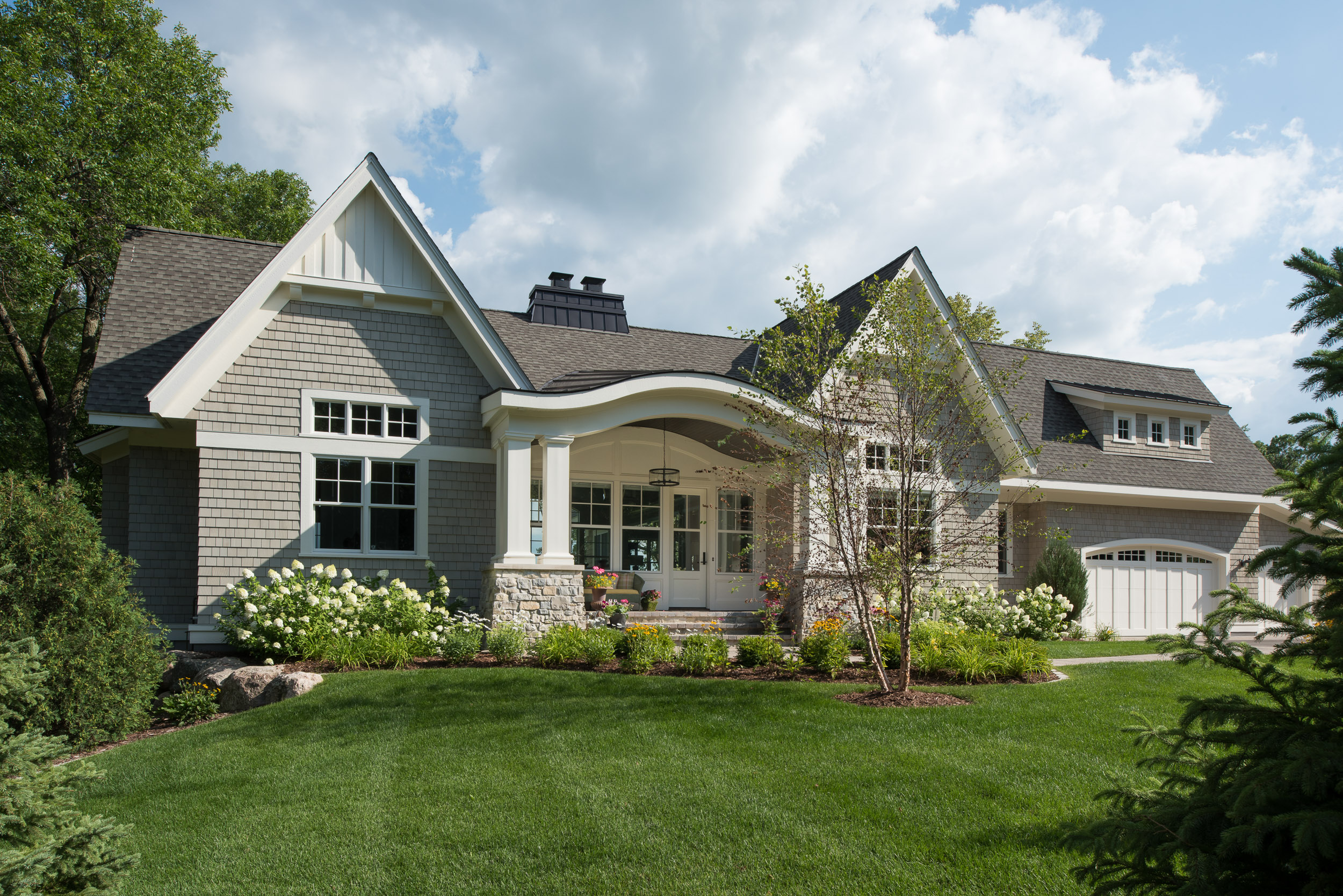 A fresh lake cottage design