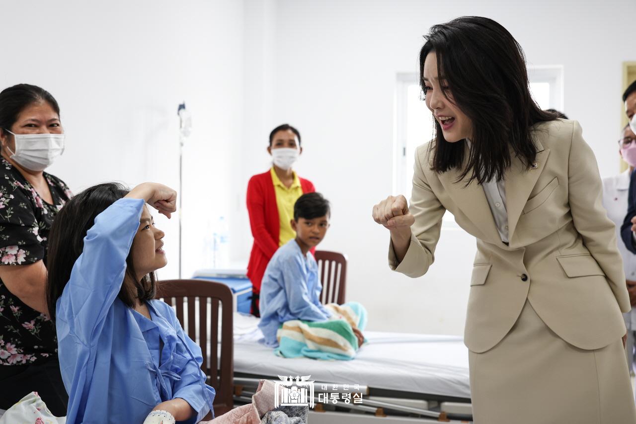 HANDONG LIGHT: THE FIRST LADY OF KOREA VISITED ANG DUONG HOSPITAL IN ...