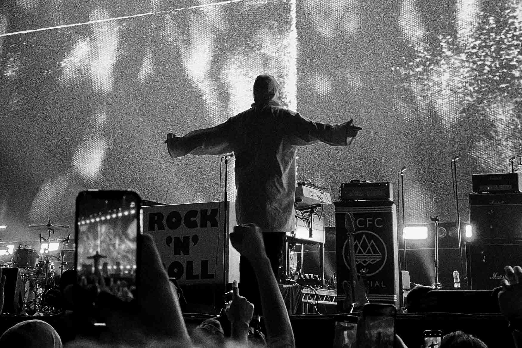 The Oasis Reunion: Fans in Frenzy as Gallagher Brothers Reignite the Flame