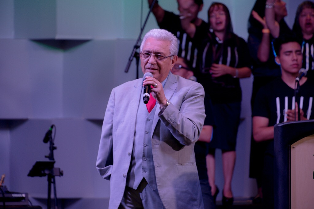 Pastor Alberto Baeza Ministrando