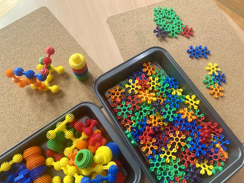 Building with Plastic Connector Toys | playlearninglab
