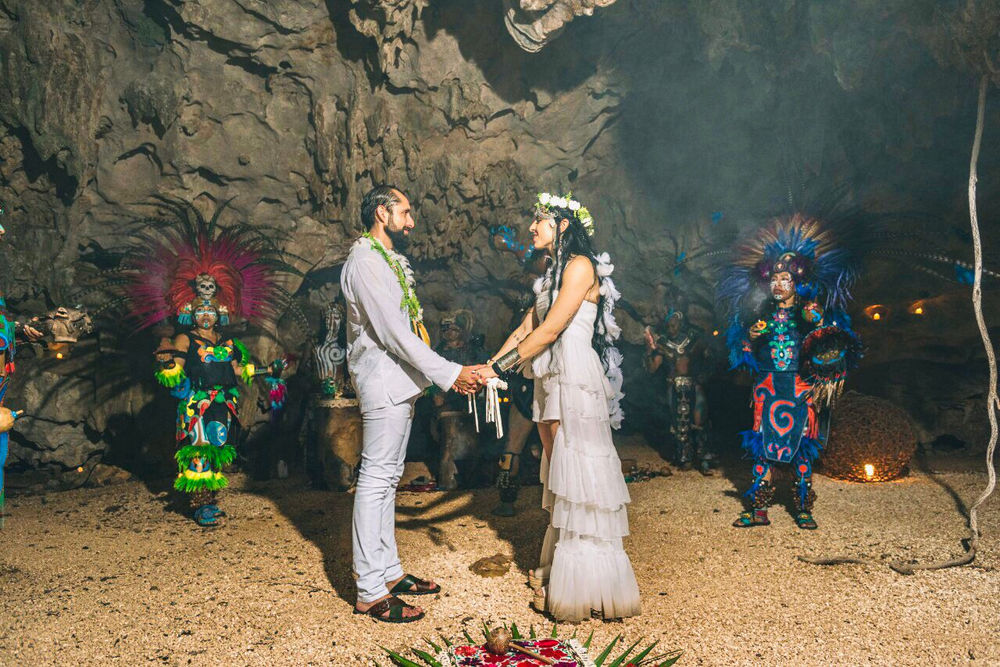 Ceremonia de boda maya tradicional en una magica cueva