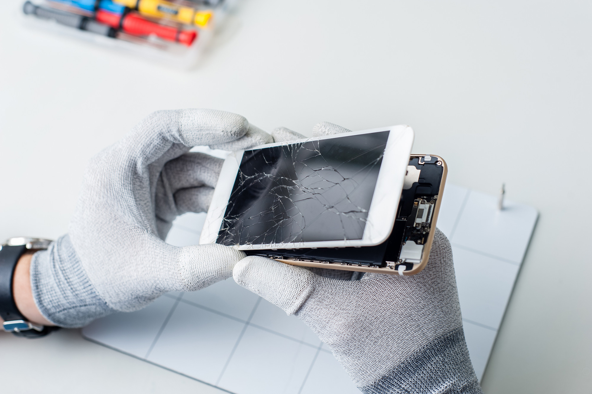 iPhone and iPad Screen Repair | We Come To You | Fixology Phone Repair ...
