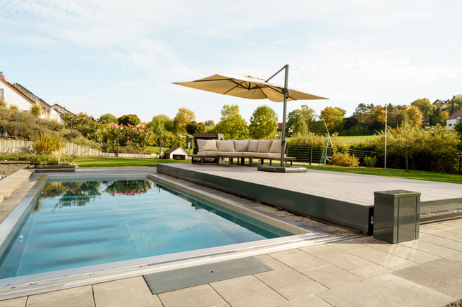 Edelstahlpool im Garten - mit Pooldeck