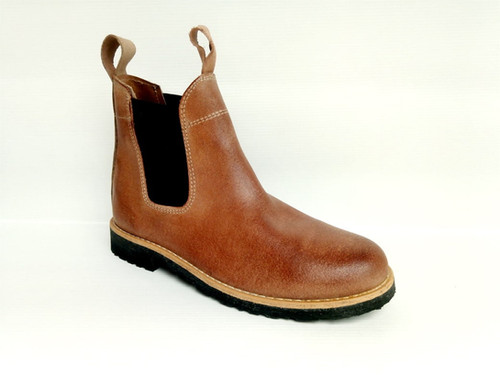 Botas Portuguesas de fabrico artesanal em couro e sola de borracha.