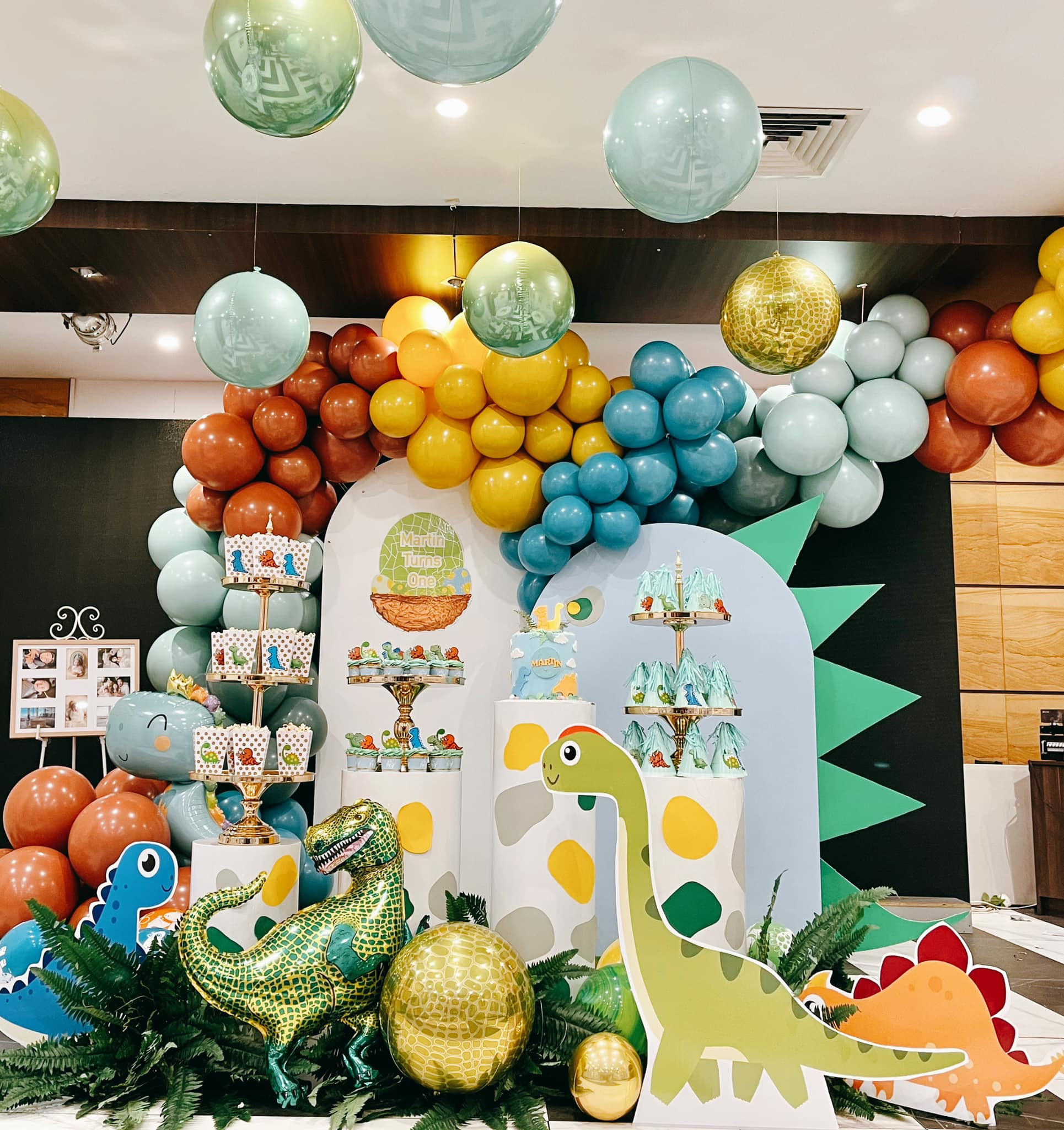 full-package-dinosaurs-theme