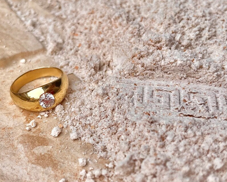 Signet Rings- A Contemporary Take On Engagement Rings