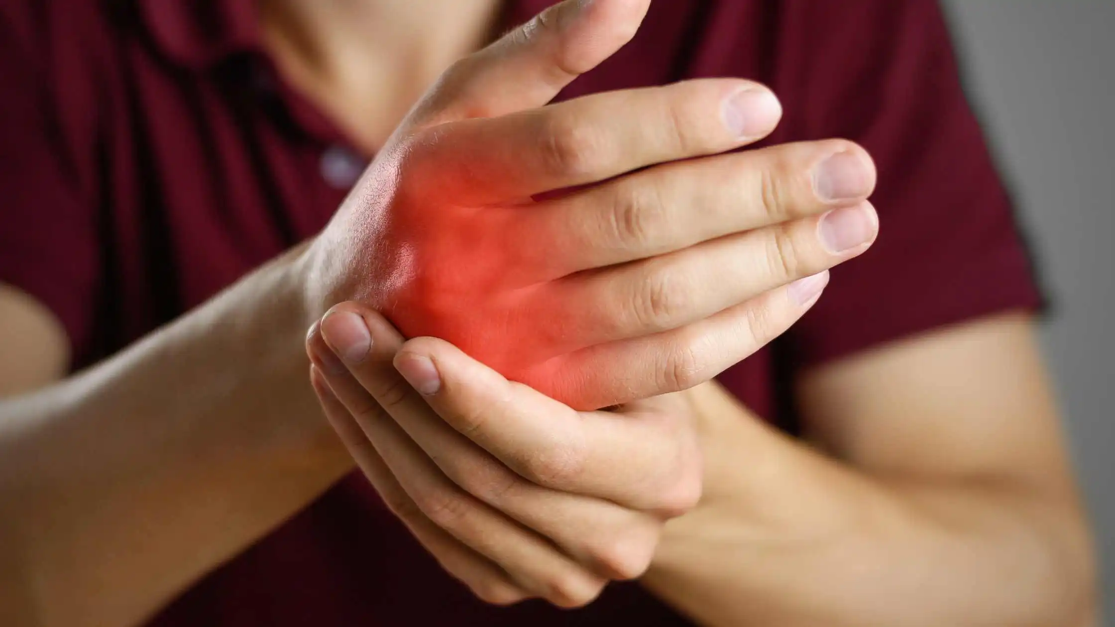 O que pode ser dor na mão? Confira problemas com este sintoma