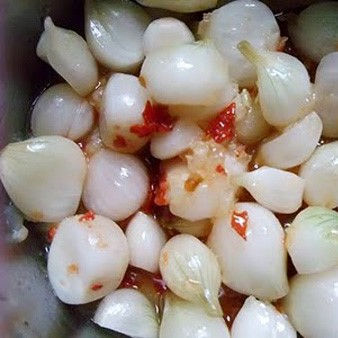 PETITS OIGNONS MARINÉS ÉPICÉS