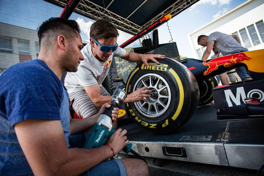 Red Bull Racing Team geht mit der Red Bull Pit Stop Challenge auf ...