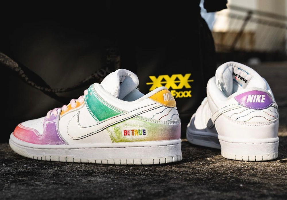 Esse Nike SB Dunk Low "Be True" muda de cor na luz solar