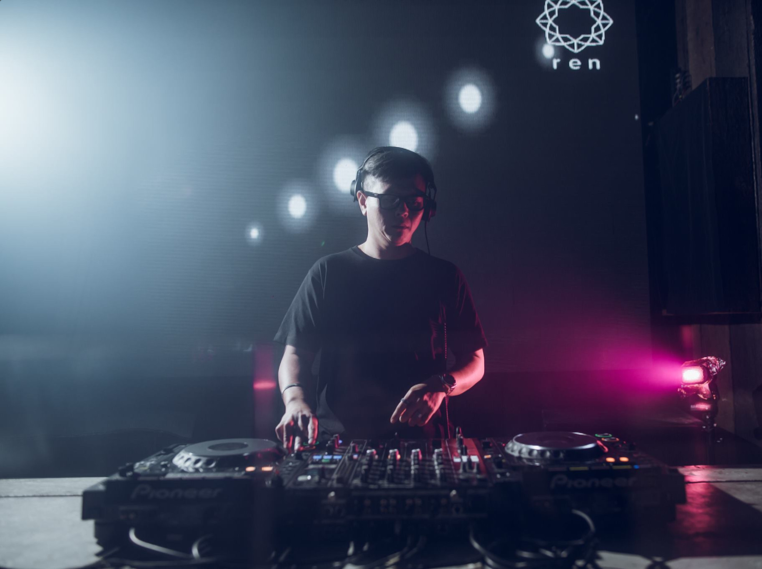 Electronic Roots 123: Melodic House, Techno, House, and more.