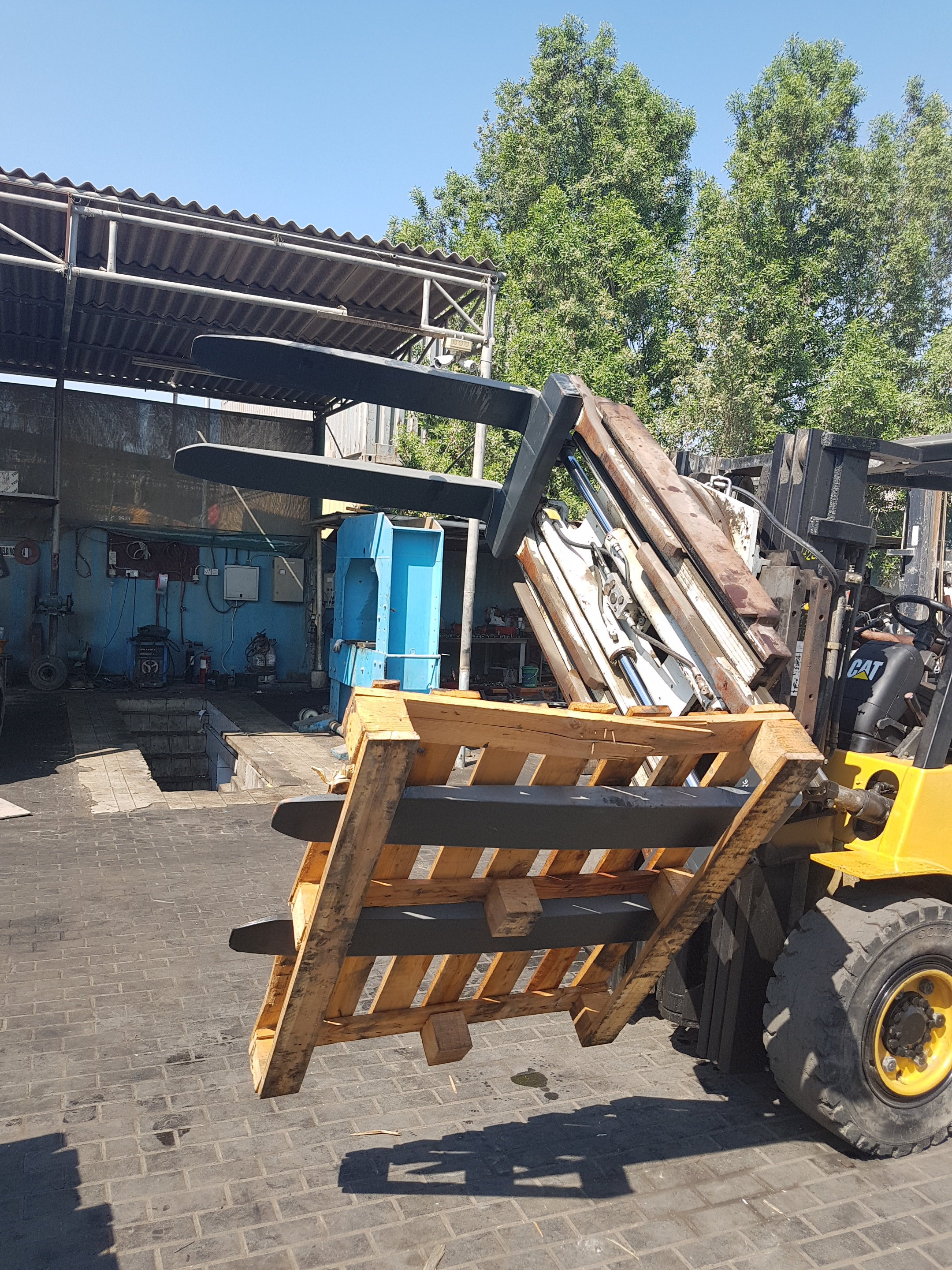 Cascade Pallet Inverter | forklift attachments