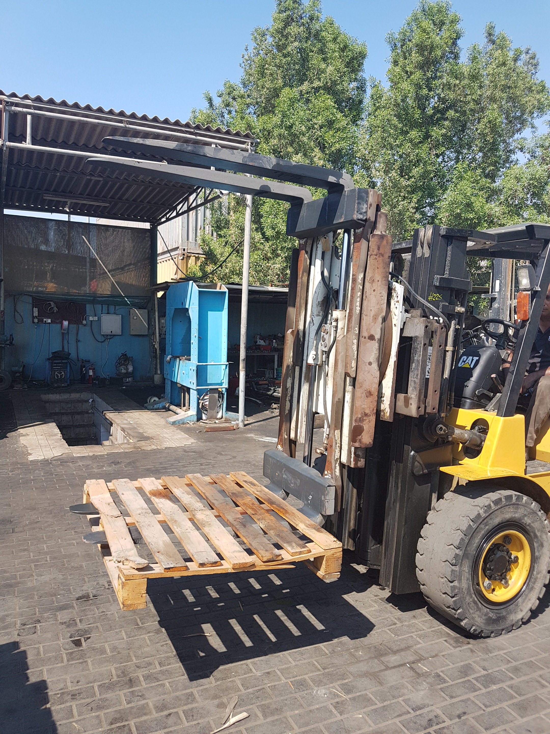 Cascade Pallet Inverter | forklift attachments