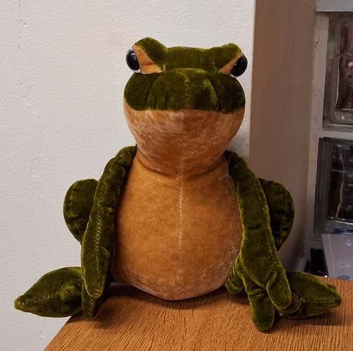 Merrythought Sitting Frog | Harrodsteddybears