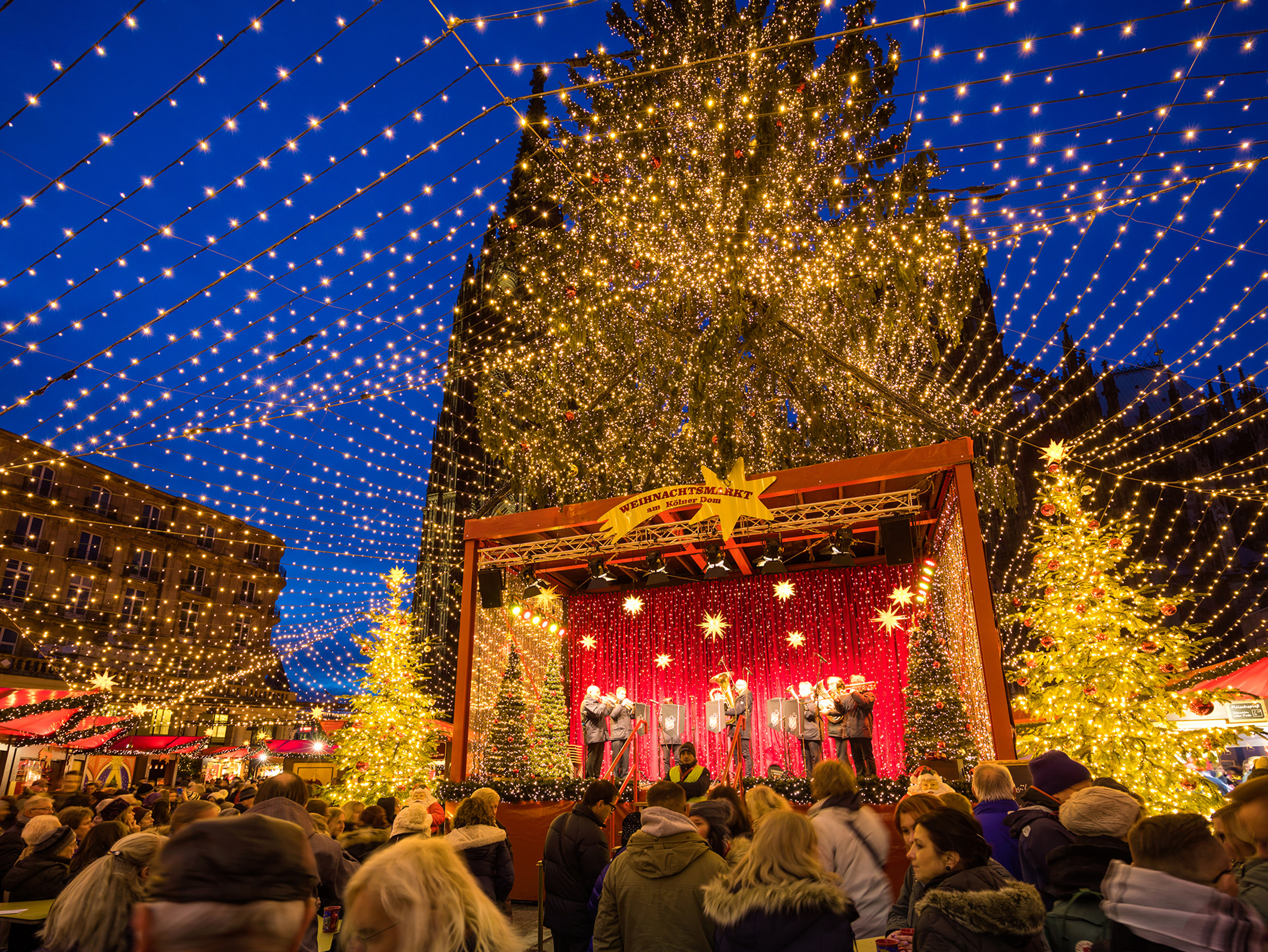 Best Christmas Market River Cruises for 2026 & 2027: Rhine vs. Danube Magic