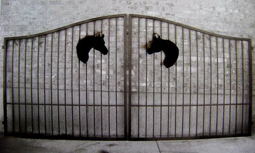 Wave Arch Driveway gate with horse head added #231-D | OldWestCompanyStore
