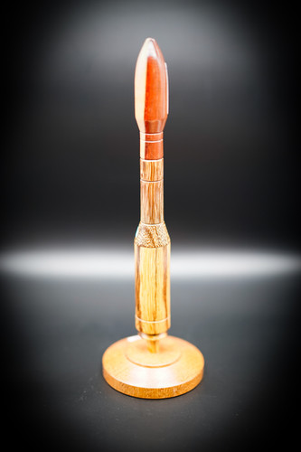 FUSÉE VEGA PORTE STYLO EN BOIS | Label Guyane Shop