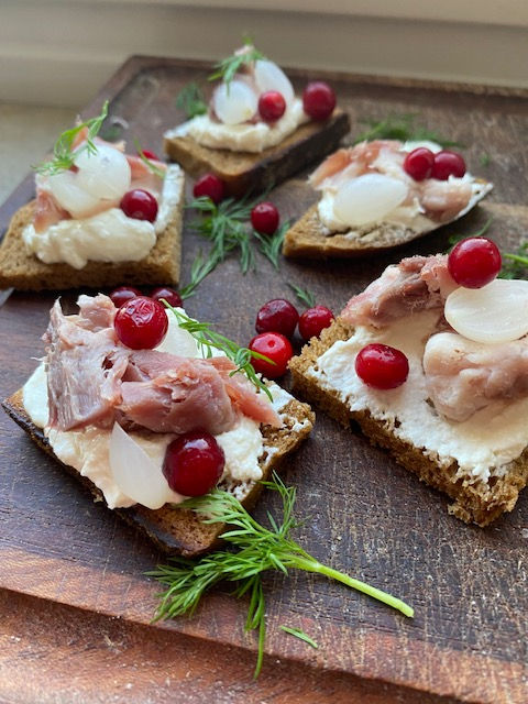 Snittar med Varmrökt Clarias med färskost, pepparrot garnerat med ...