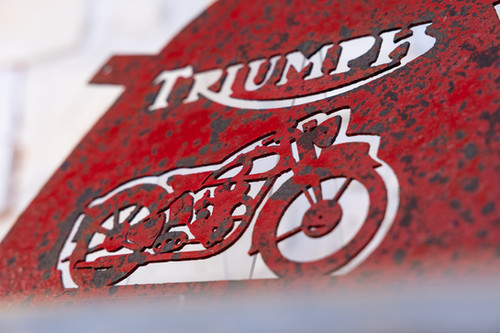 Enseigne en fer peint rouge pour motos Triumph | Olive & Bassett