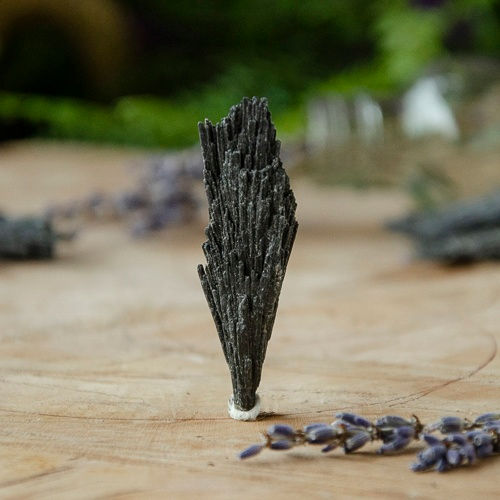 Cianita Negra: significado usos e propriedades