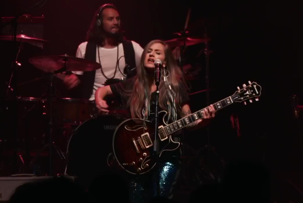 Nina Attal auteure compositrice, chanteuse guitariste