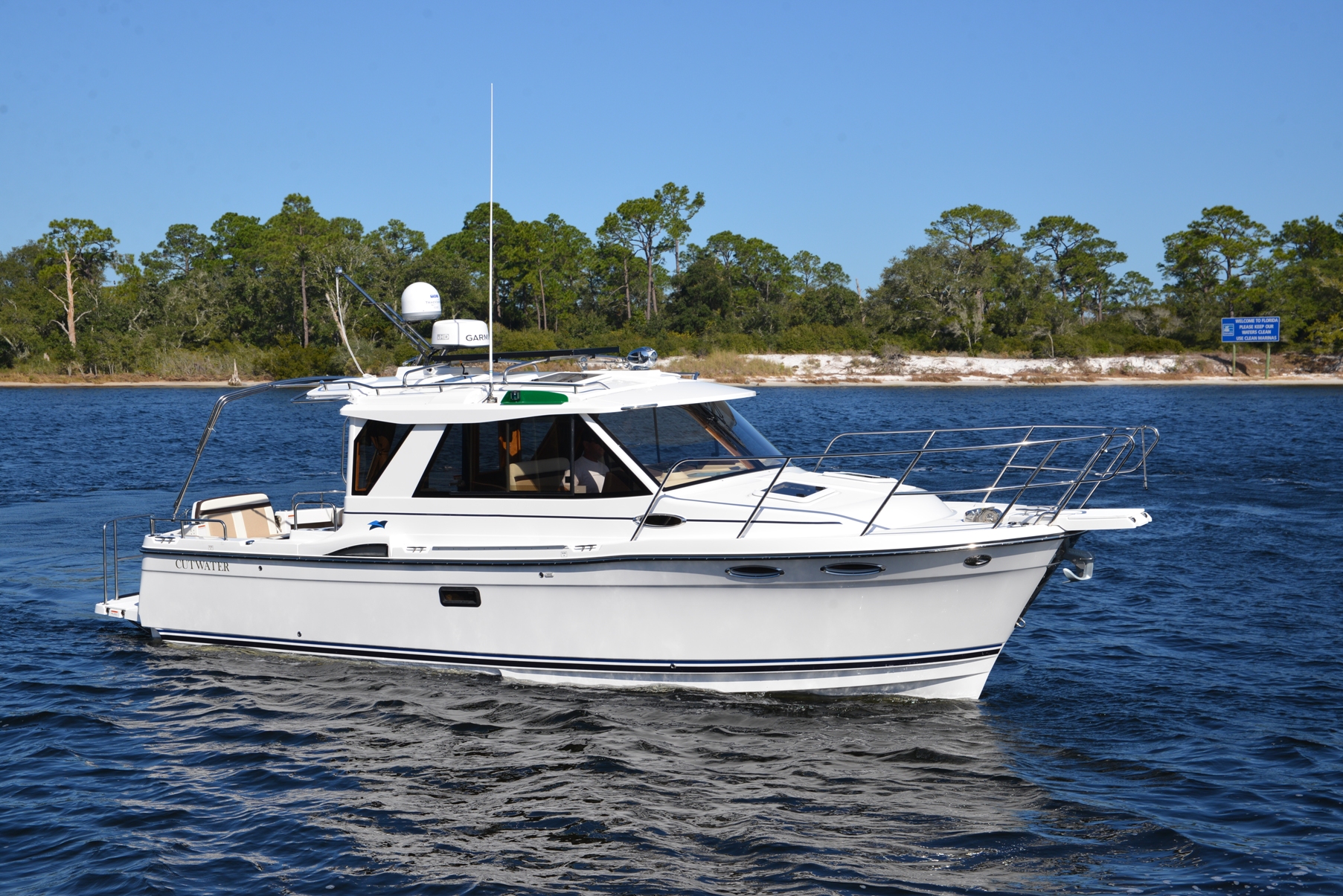 28 Cutwater C-28 Sedan Luxury Edition diesel pilot house