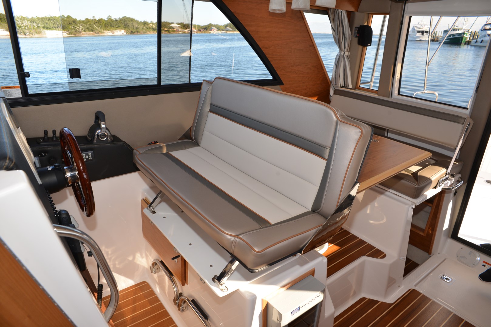 30 Cutwater Command Bridge diesel