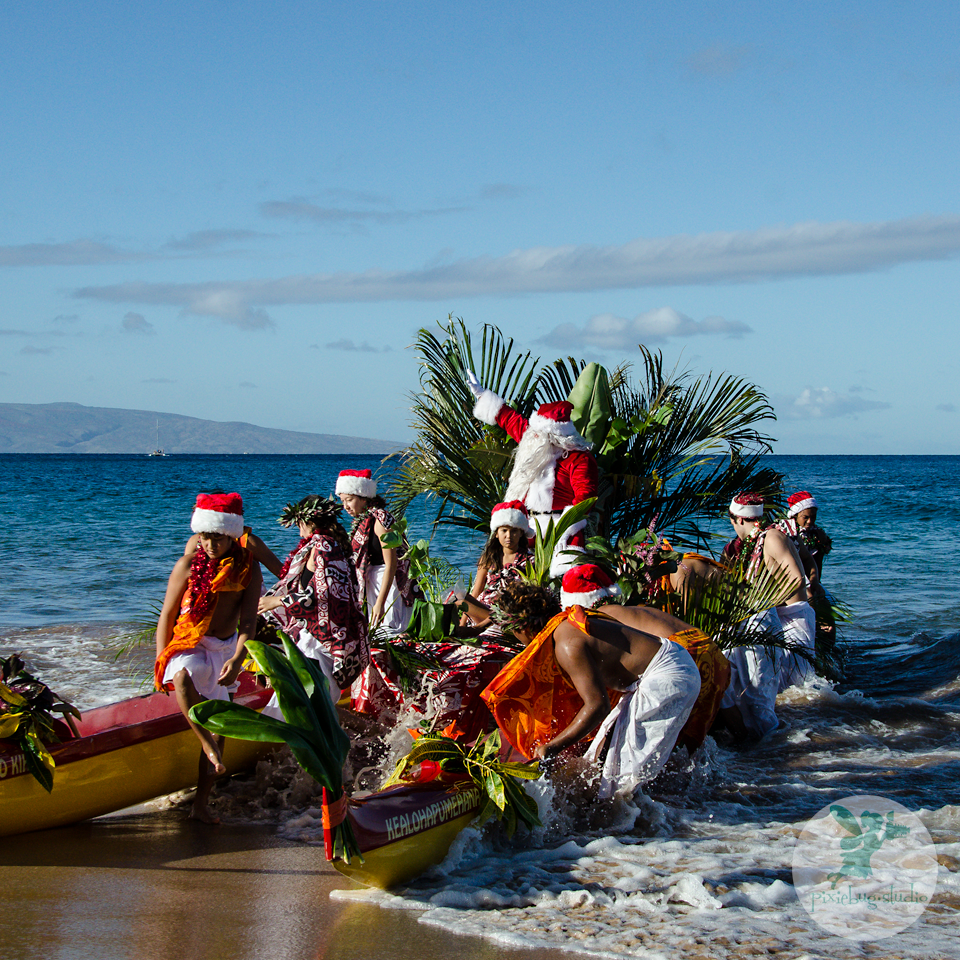 Santa Arrives Via Hawaiian Canoe at the Grand Wailea