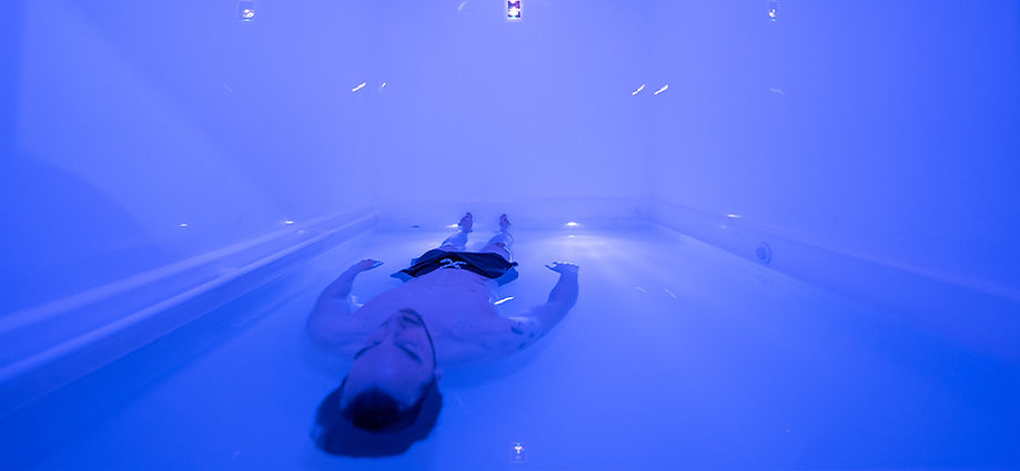 Flottaison en isolation sensorielle : comment choisir entre lit, cabine ...